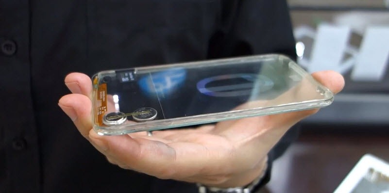 Un teléfono completamente transparente – Un Poco Geek