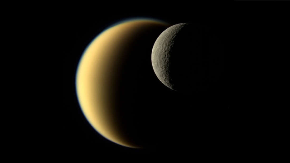 Un gran vistazo a Rhea, la segunda luna más grande de Saturno - Un Poco ...